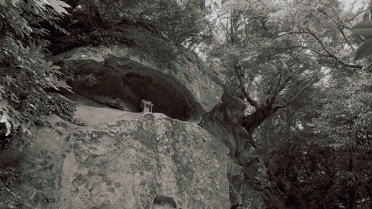 Donde habitan los dioses: una extraña roca con la huella del legendario emperador Jinmu | Nippon.com